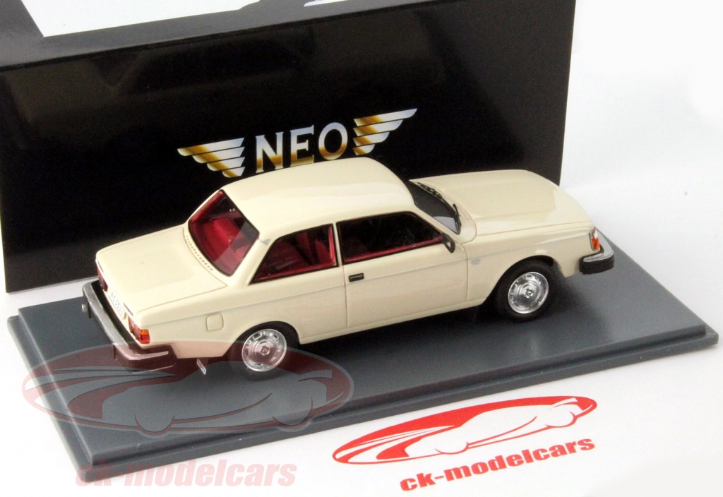 Neo 1:43 Volvo 242 DL white NEO43822 model car NEO43822 874250438223