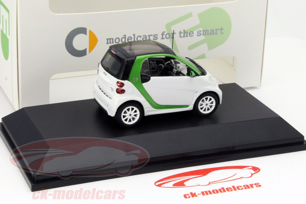 Spark 1:43 Smart Fortwo Electric Drive Coupe blanc / vert / noir ...