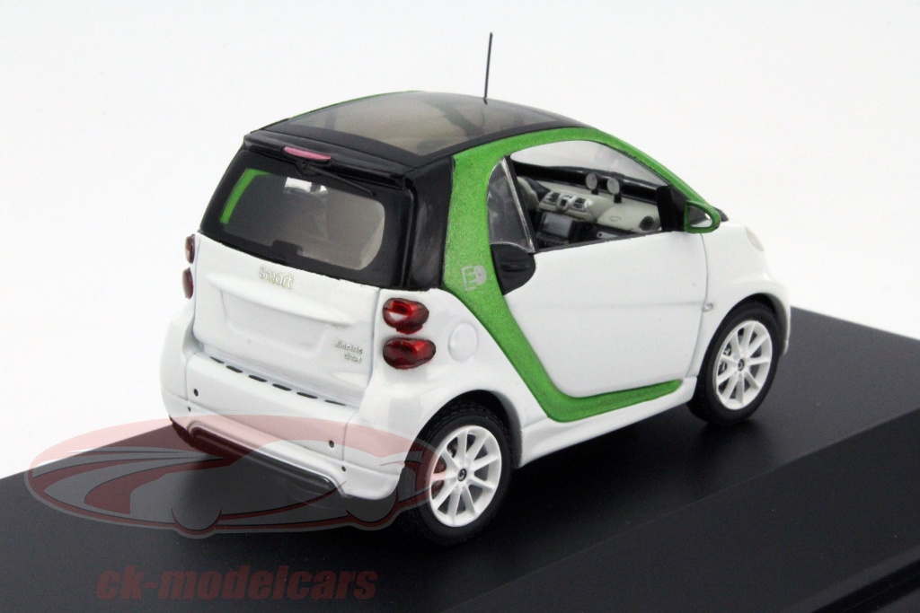 Spark 1:43 Smart Fortwo Electric Drive Coupe white / green / black ...