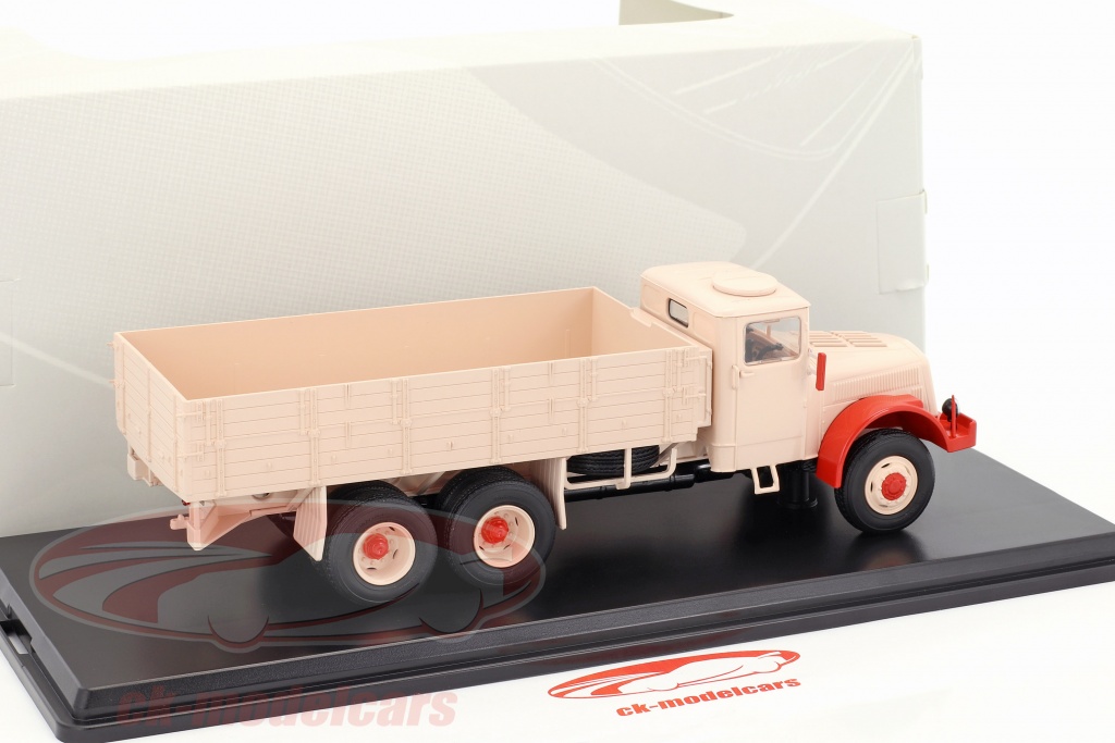 Premium Classixxs 1:43 Tatra 111 beige / red PCL47029 model car ...