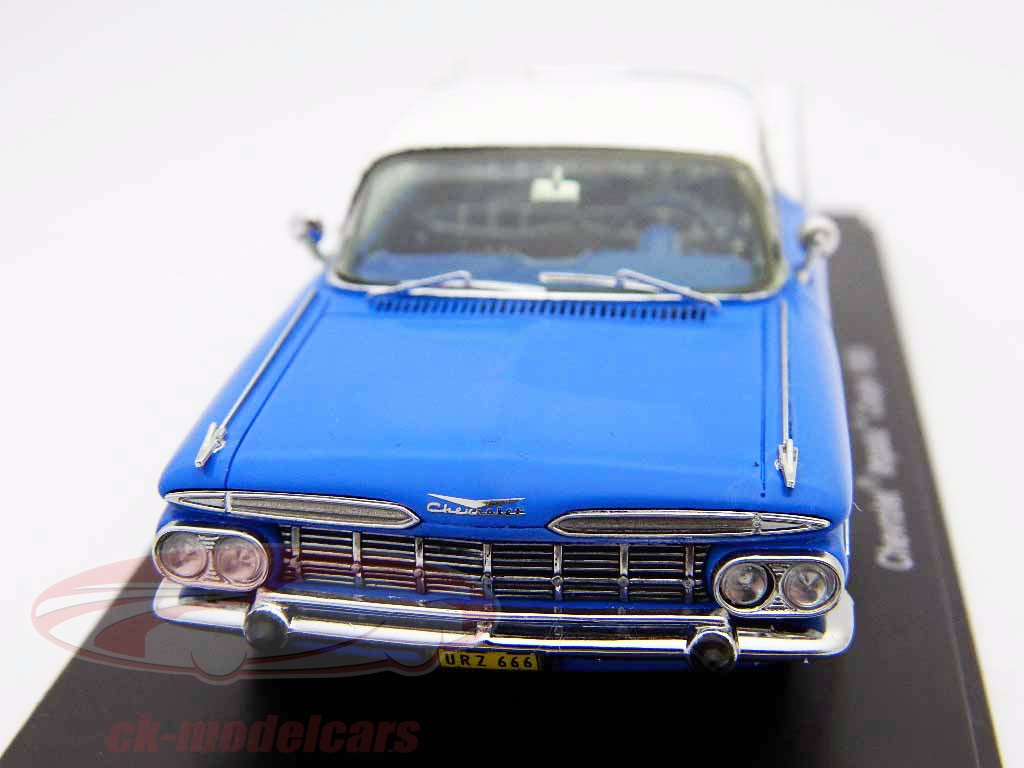 Spark 1:43 Chevrolet Impala Coupe Bj. 1959 blue - white S2902 model car S2902 9580006929020