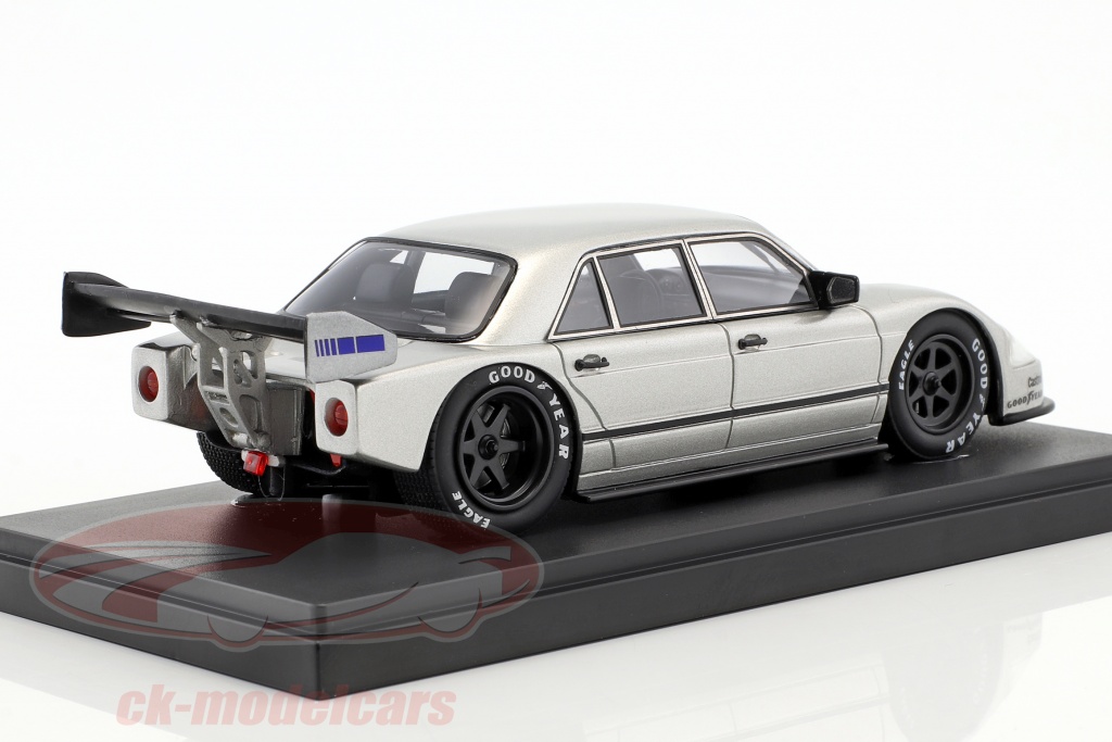 Set libro de la año 2018 con modelo de la año Sauber-Mercedes W140 año ...