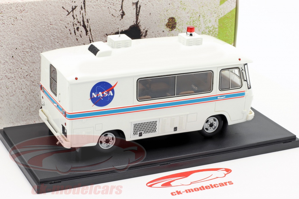 AutoCult 1:43 Clark Cortez Astronaut van Apollo 11 NASA year 1969 white ...