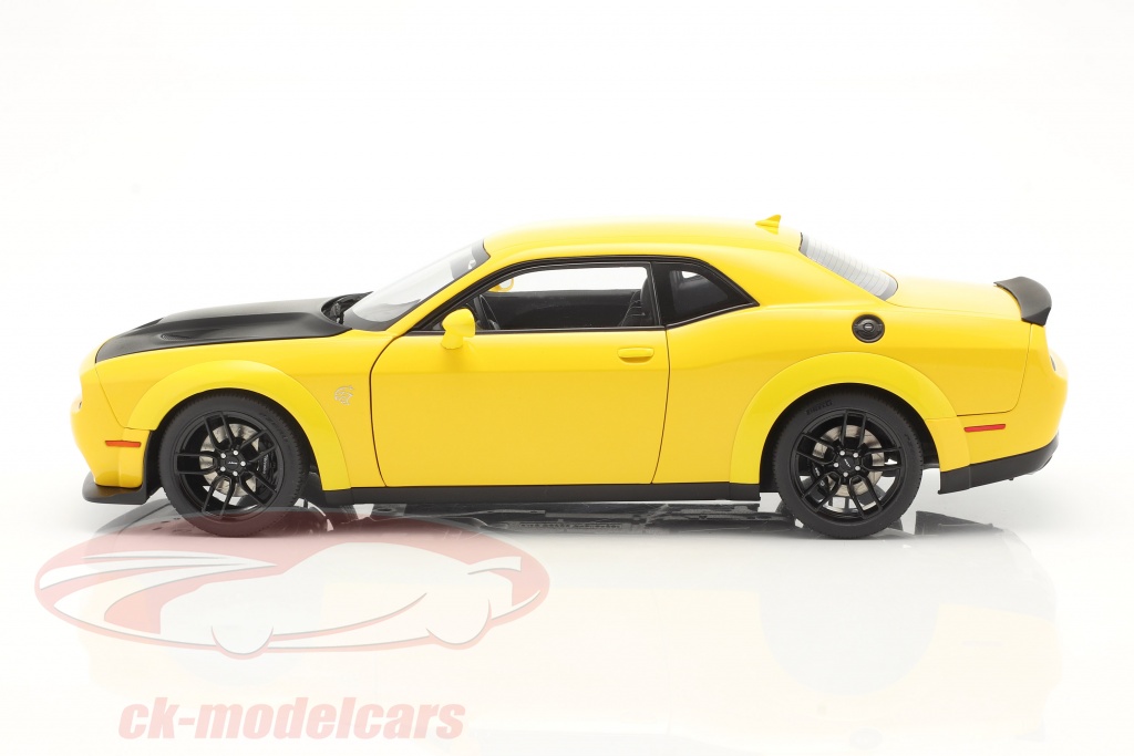 AUTOart 1:18 Dodge Challenger SRT Hellcat Widebody year 2018 yellow ...