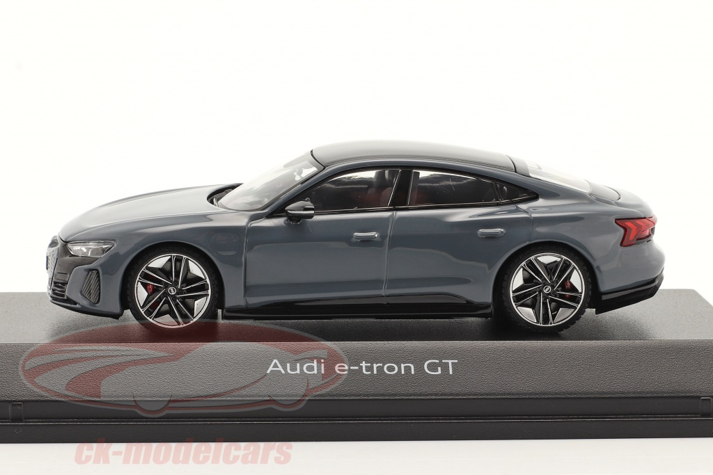 Spark 1:43 Audi e-tron GT Año de construcción 2021 gris quimiora ...