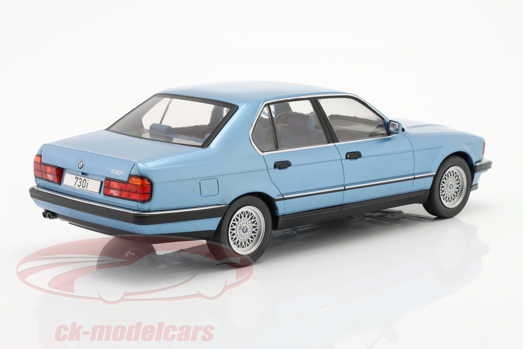 ModelCarGroup 1:18 BMW 730i (E32) hellblau metallic MCG18160 Modellauto ...