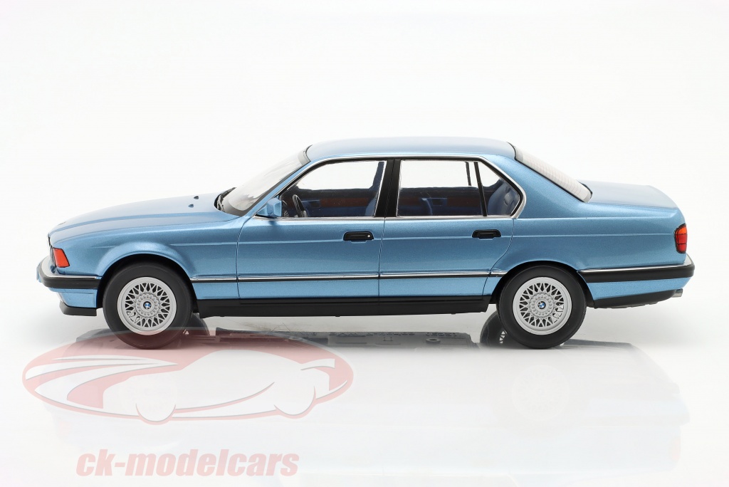 ModelCarGroup 1:18 BMW 730i (E32) light blue metallic ModelCar Group ...