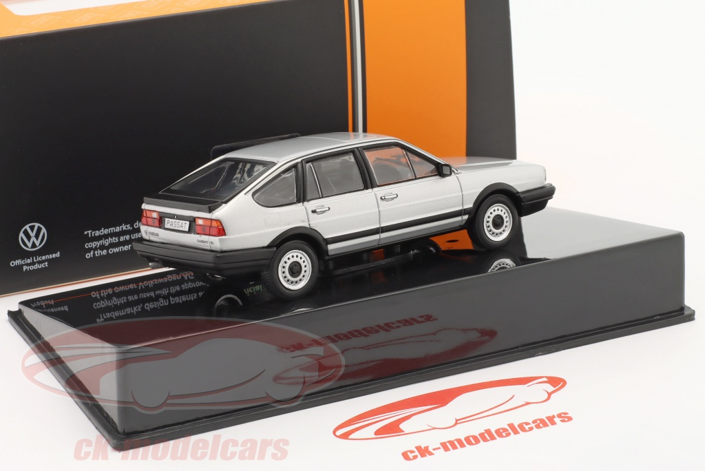 Ixo 1:43 Volkswagen VW Passat B2 year 1985 silver CLC425N model car CLC425N 4895102336579