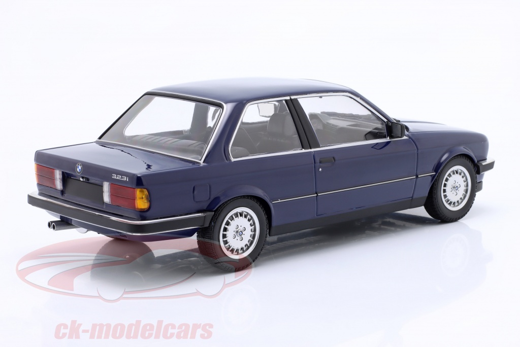 Minichamps 1:18 BMW 323i (E30) limousine Année de construction 1982 bleu foncé 155026009 modèle ...