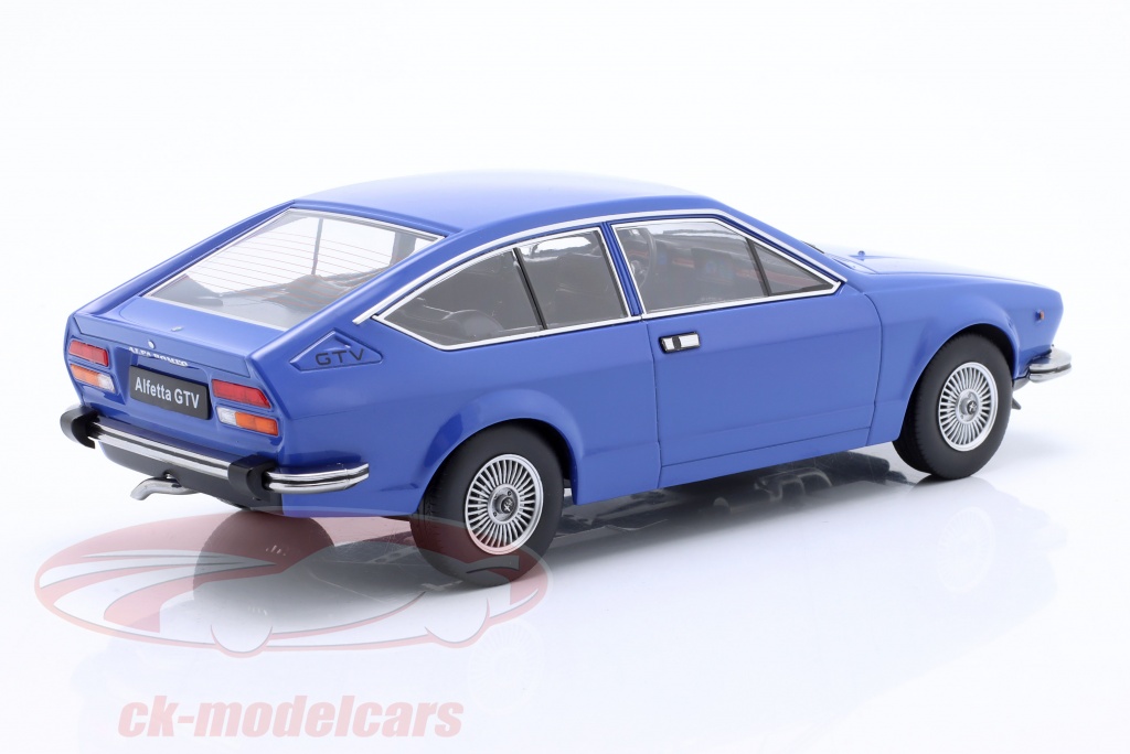 KK-Scale 1:18 Alfa Romeo Alfetta 2000 GTV 建設年 1976 青 KKDC181092 モデル 車 ...