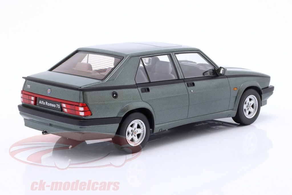 Triple9 1:18 Alfa Romeo 75 Año de construcción 1991 gris verde metálico ...