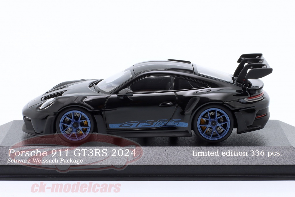 Minichamps 1:43 Porsche 911 (992) GT3 RS Weissach Paket 2024 schwarz / blaue Felgen 413062122 ...