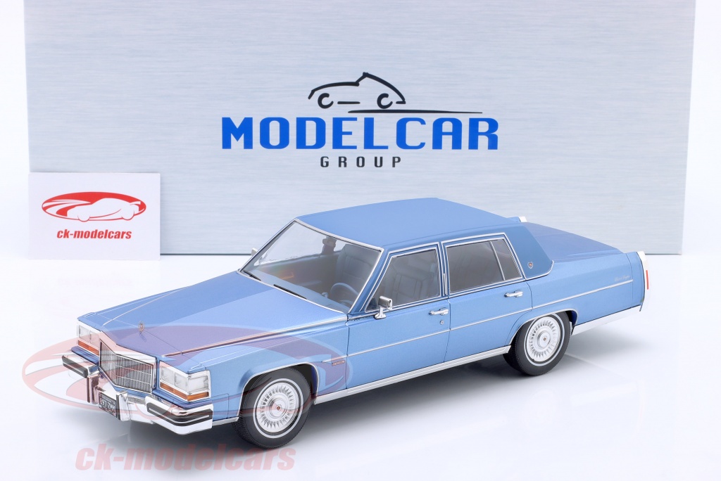 ModelCarGroup 1:18 Cadillac Fleetwood Brougham 建設年 1982 水色 メタリック ModelCar Group MCG18252 モデル 車 ...