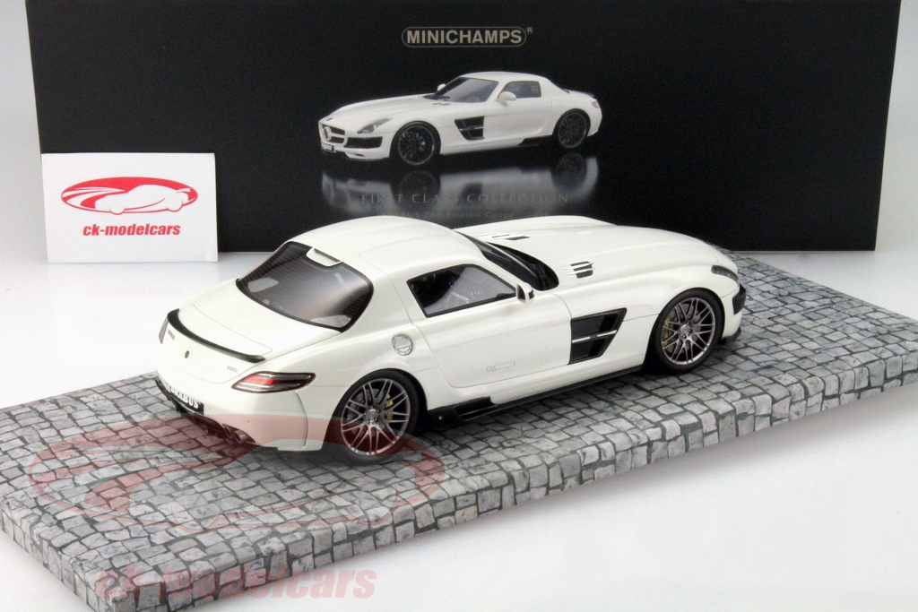 Minichamps 1:18 Brabus 700 Biturbo Coupe Baujahr 2013 perlweiß ...