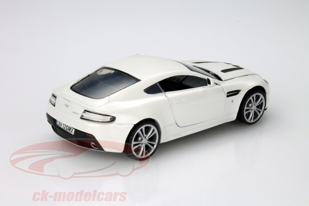 MotorMax 1:24 Aston Martin V12 Vantage cream white metallic 73357 model ...